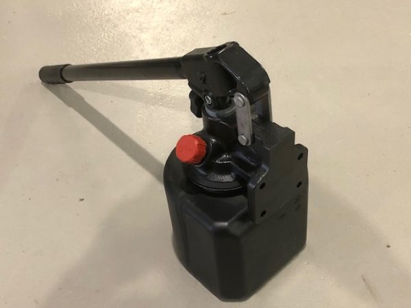Hydraulisk handpump med handtag, PCV plast tank - WT Trailer